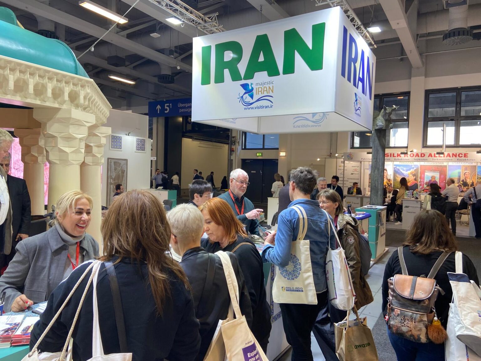 Kompetente Autorin am Stand vom Iran bei der ITB | hauptstadtecho